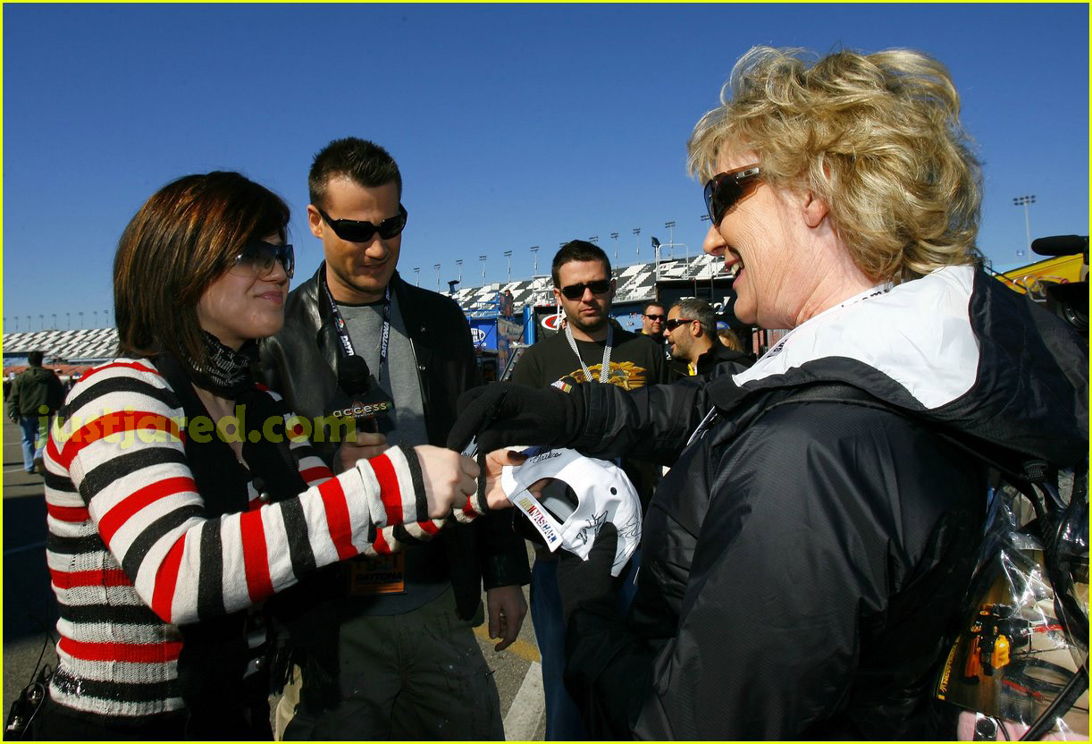 Photo: kelly clarkson nascar 06 | Photo 2418023 | Just Jared