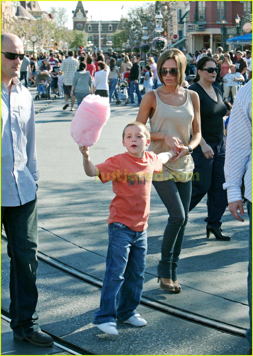 Vix gets Tix... to Disneyland!: Photo 2418044 | Brooklyn Beckham ...