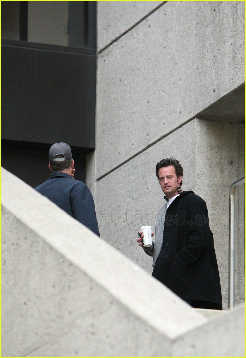 Matthew Perry Puffs Up: Photo 2414925 | Matthew Perry, Smoking Photos ...