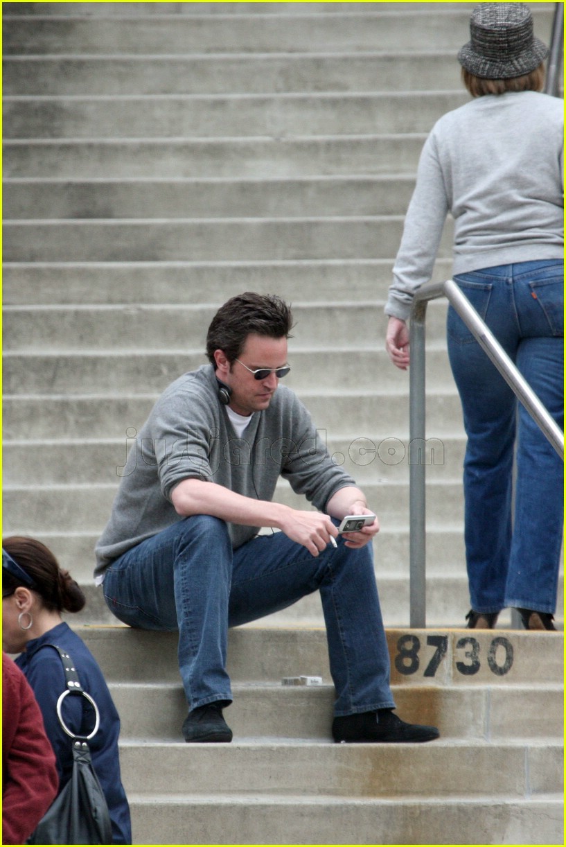 Matthew Perry Puffs Up: Photo 2414928 | Matthew Perry, Smoking Photos ...