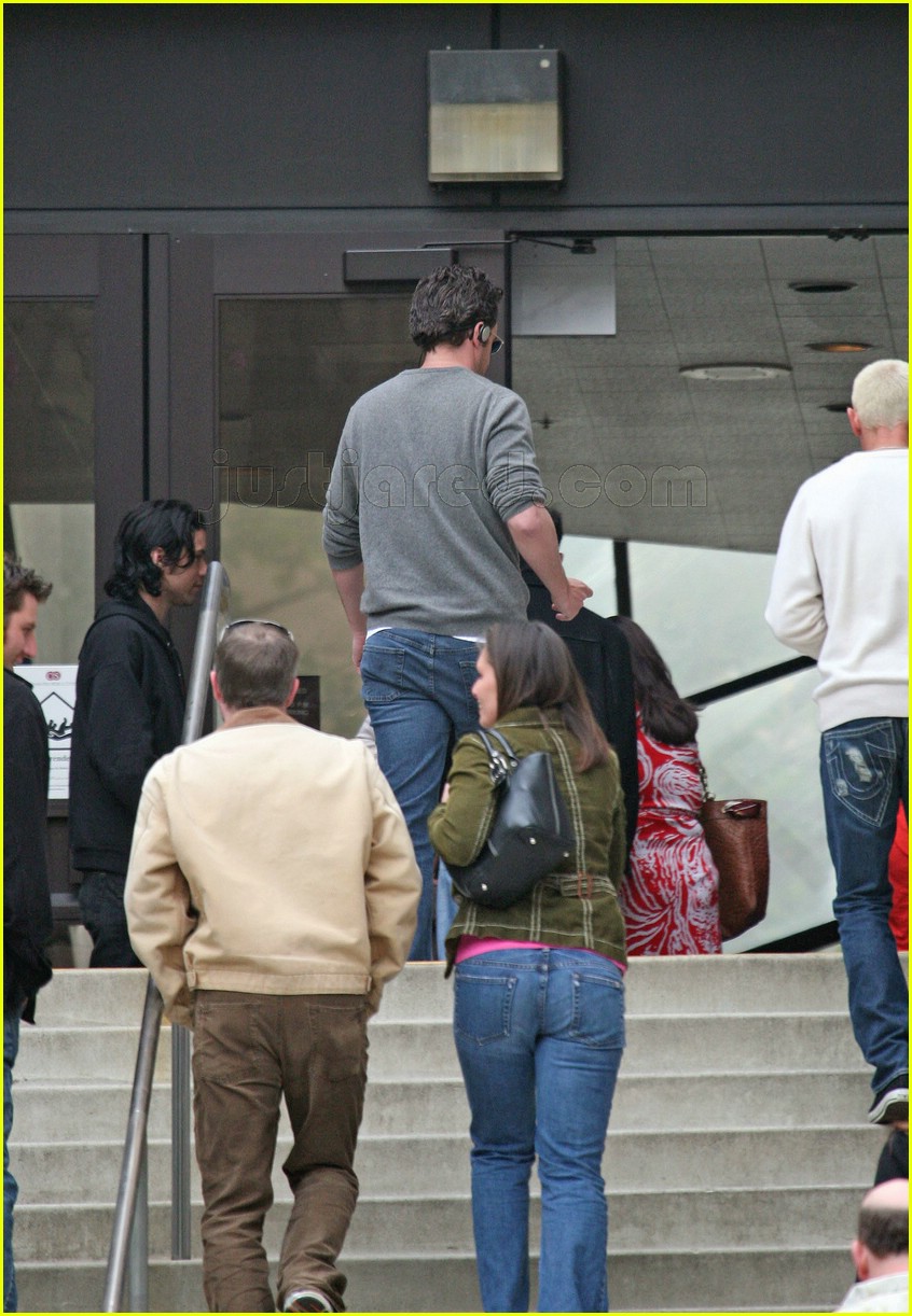 Matthew Perry Puffs Up: Photo 2414930 | Matthew Perry, Smoking Photos ...