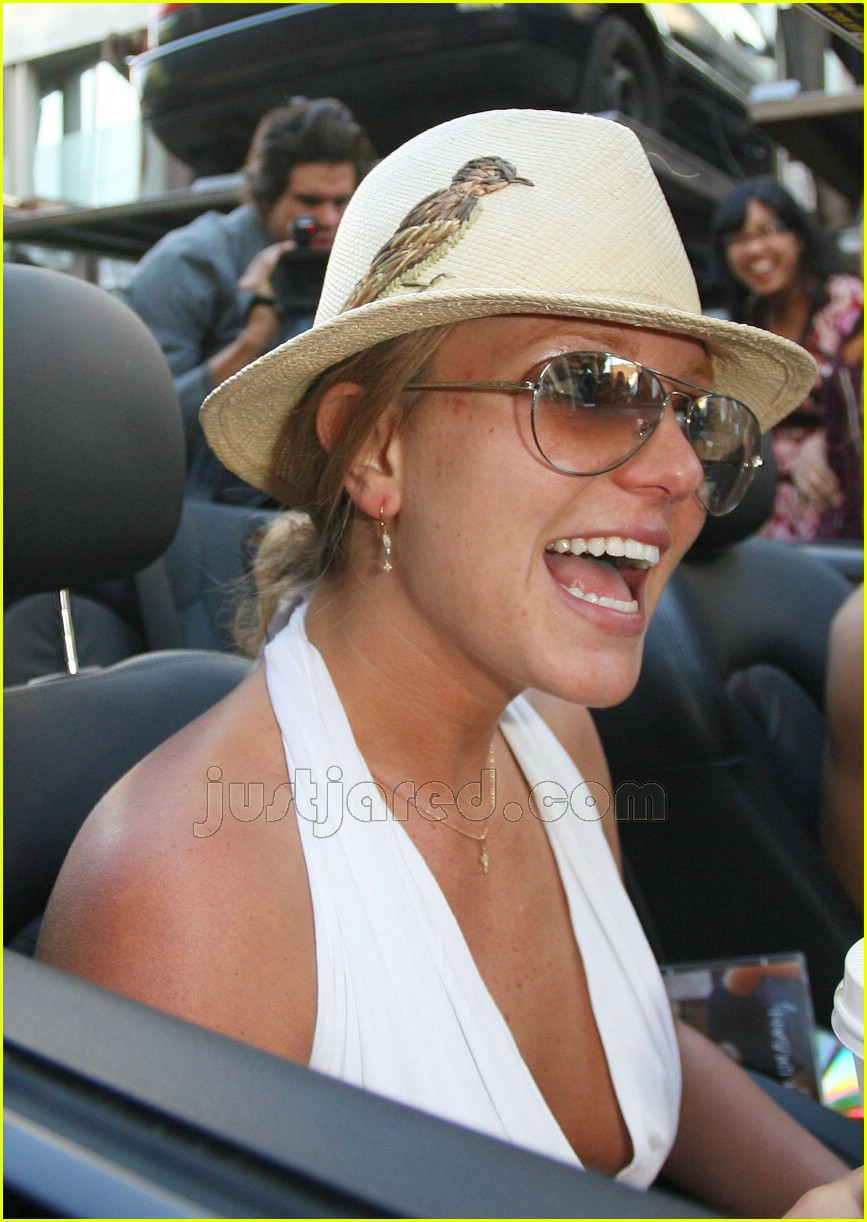 Britney's Bird Hat is Back, Ya'll: Photo 116961 | Britney Spears Photos ...