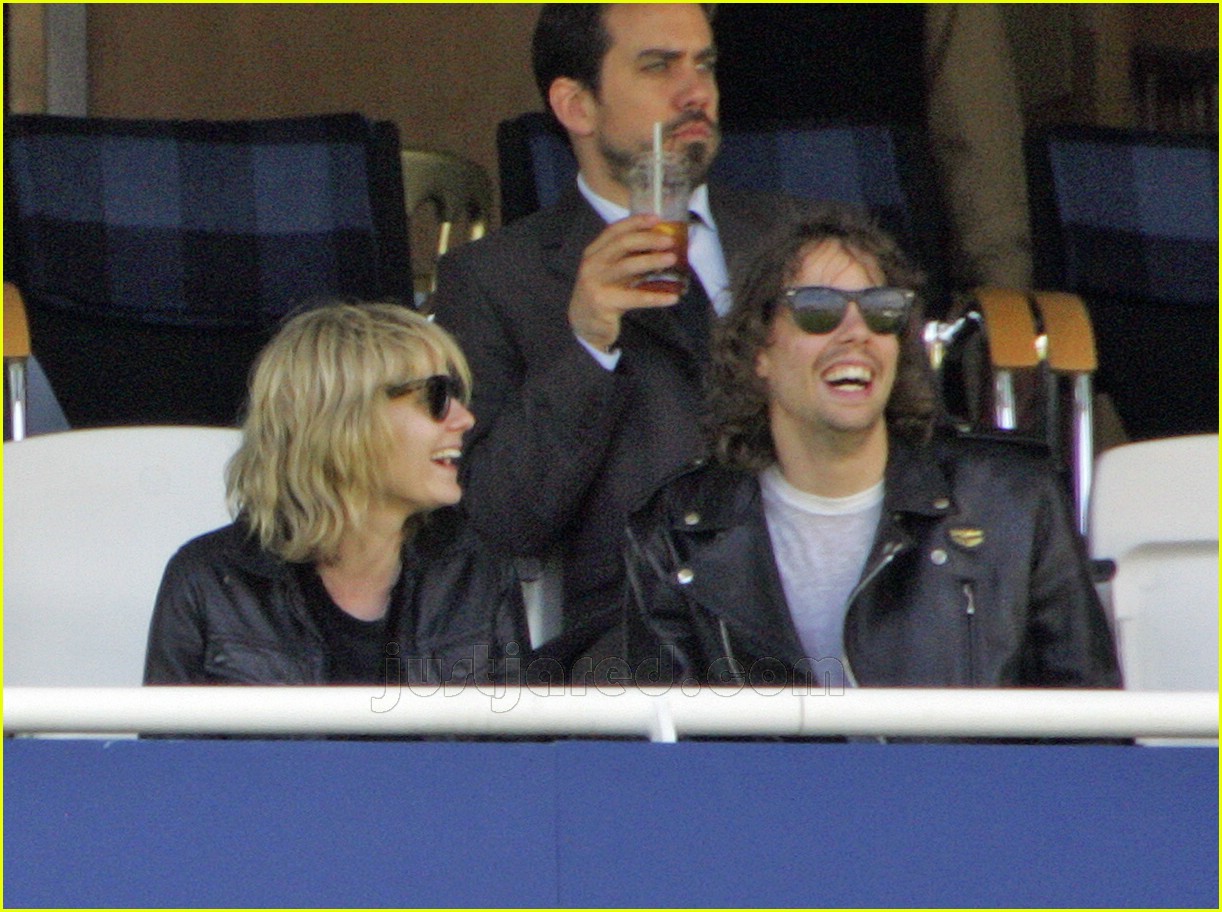 Kirsten Dunst: Kissing Up in the UK: Photo 176111 | Johnny Borrell ...