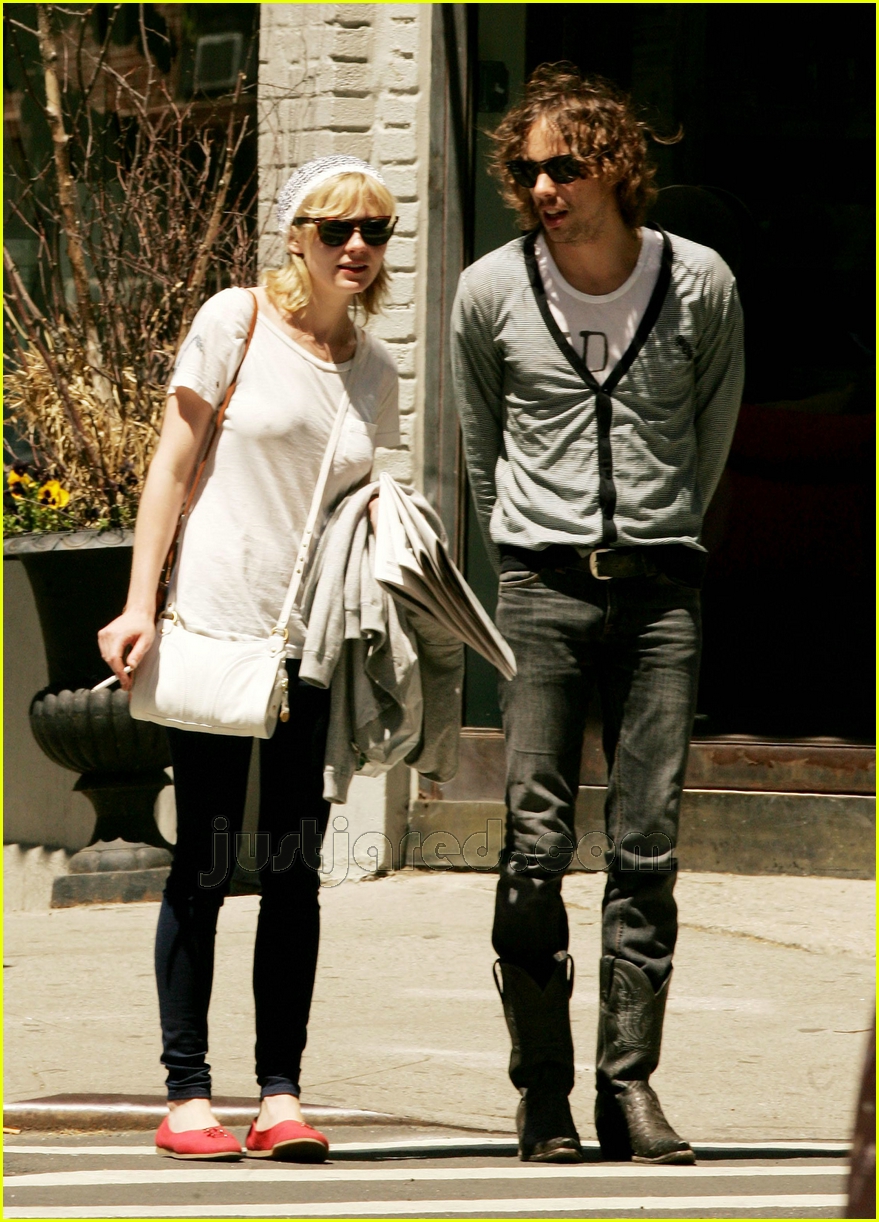 Kirsten Dunst Pins Up Her Flats: Photo 147141 | Johnny Borrell, Kirsten ...