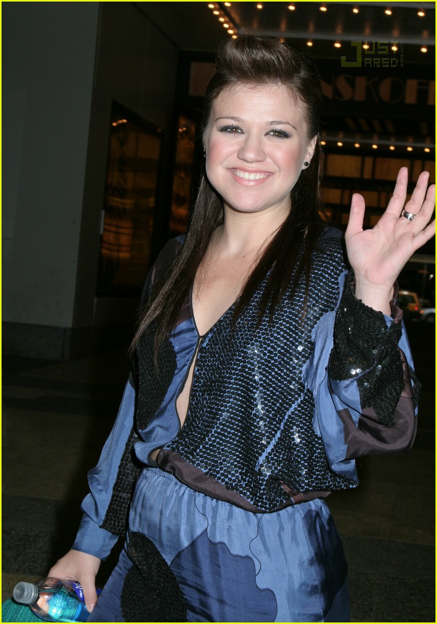 Kelly Clarkson @ TRL: Photo 152441 | Kelly Clarkson, TRL Pictures ...