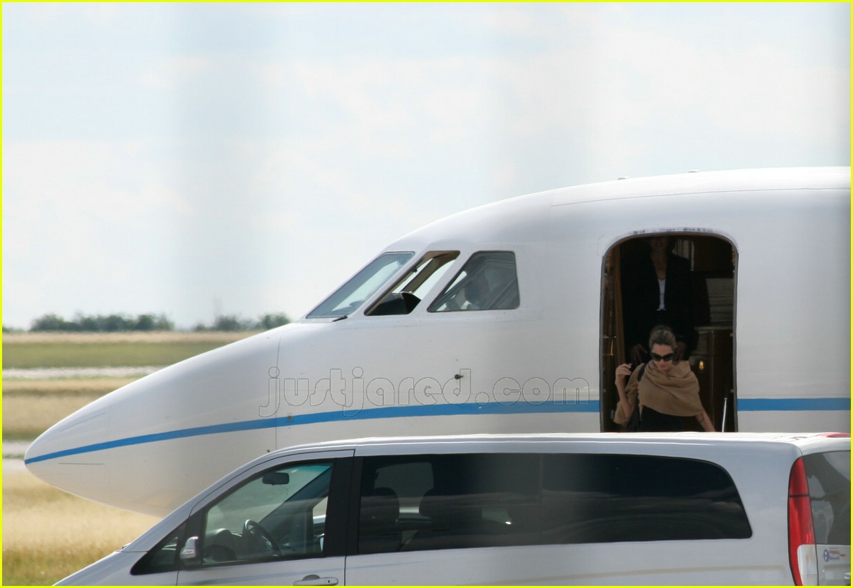 Brad & Angie Book it Outta Bilbao: Photo 456571 | Photos | Just Jared ...