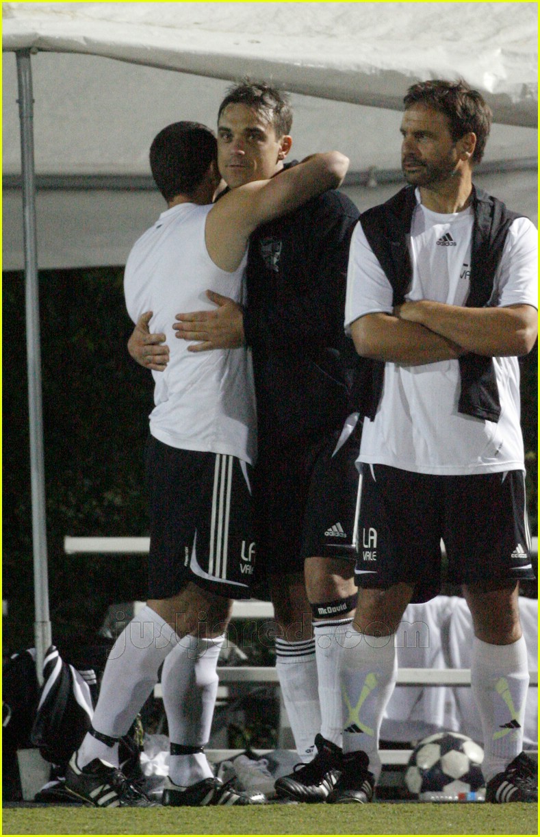 Robbie Williams' Sweaty Soccer Match: Photo 427791 | Robbie Williams ...
