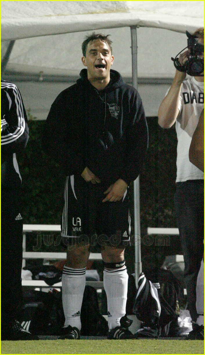 Robbie Williams' Sweaty Soccer Match: Photo 427841 | Photos | Just ...