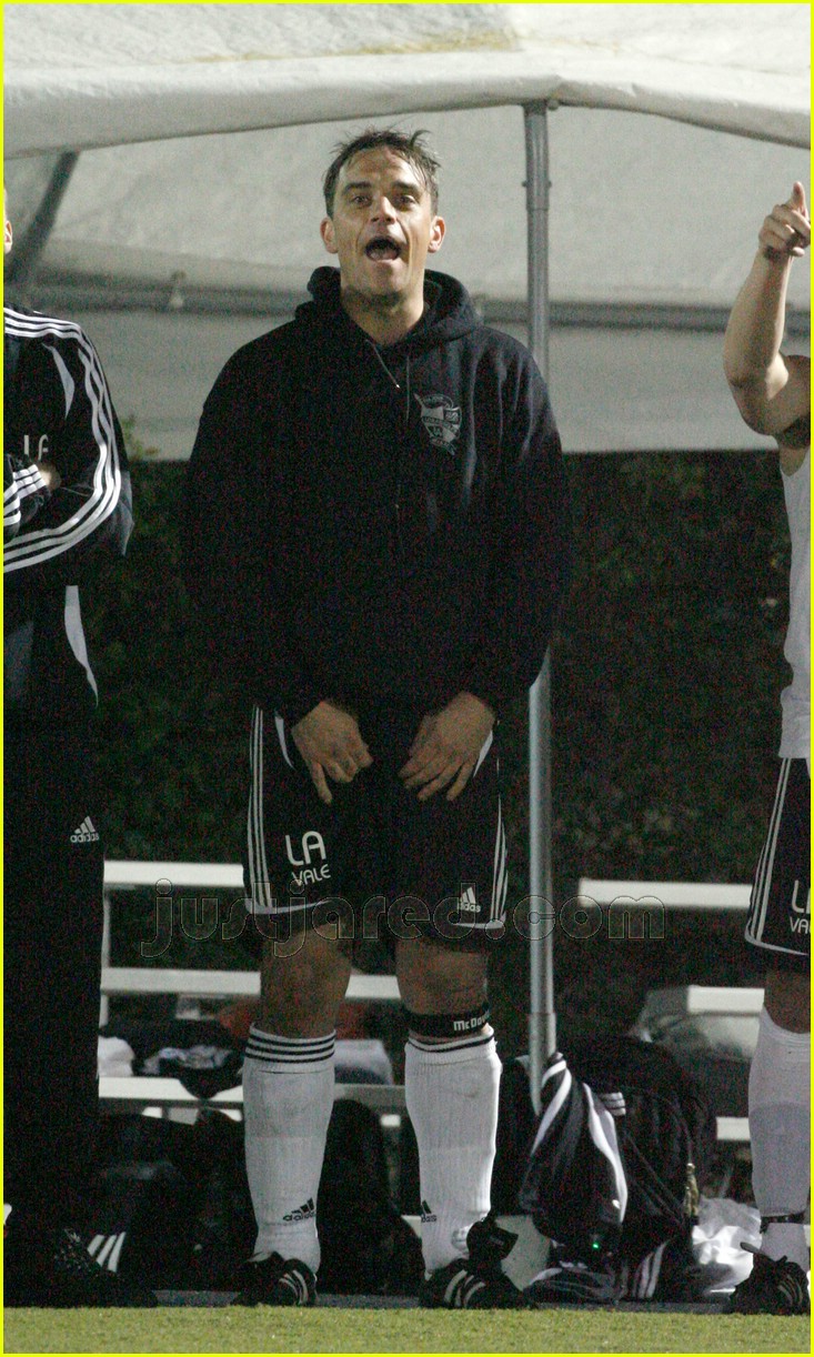 Robbie Williams' Sweaty Soccer Match: Photo 427851 | Robbie Williams ...