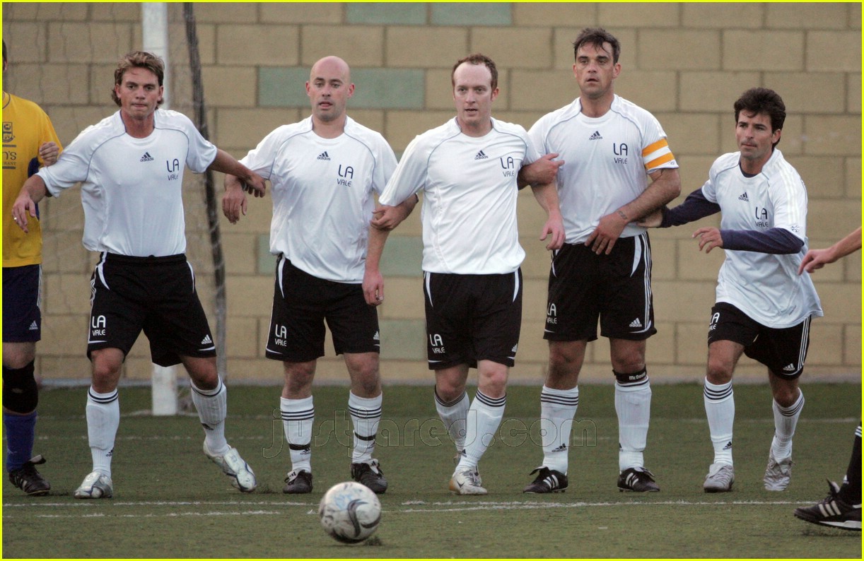 Robbie Williams' Sweaty Soccer Match: Photo 427891 | Robbie Williams ...