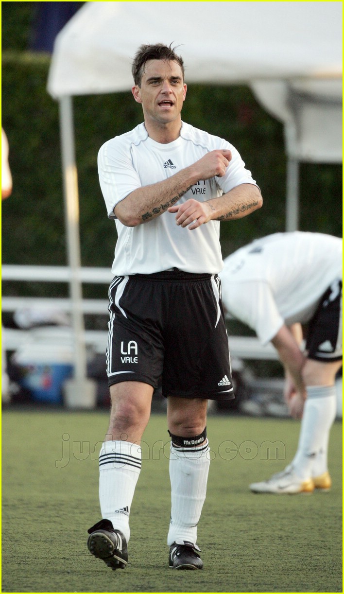 Robbie Williams' Sweaty Soccer Match: Photo 427911 | Photos | Just ...