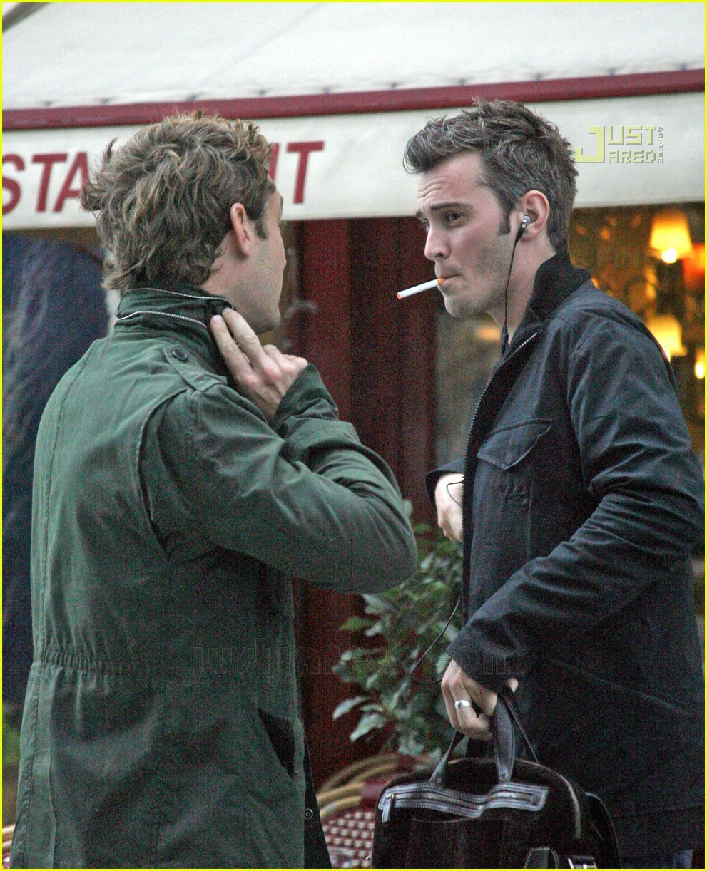 Jude Law's Assistant Has Something Stuck Between His Teeth: Photo ...