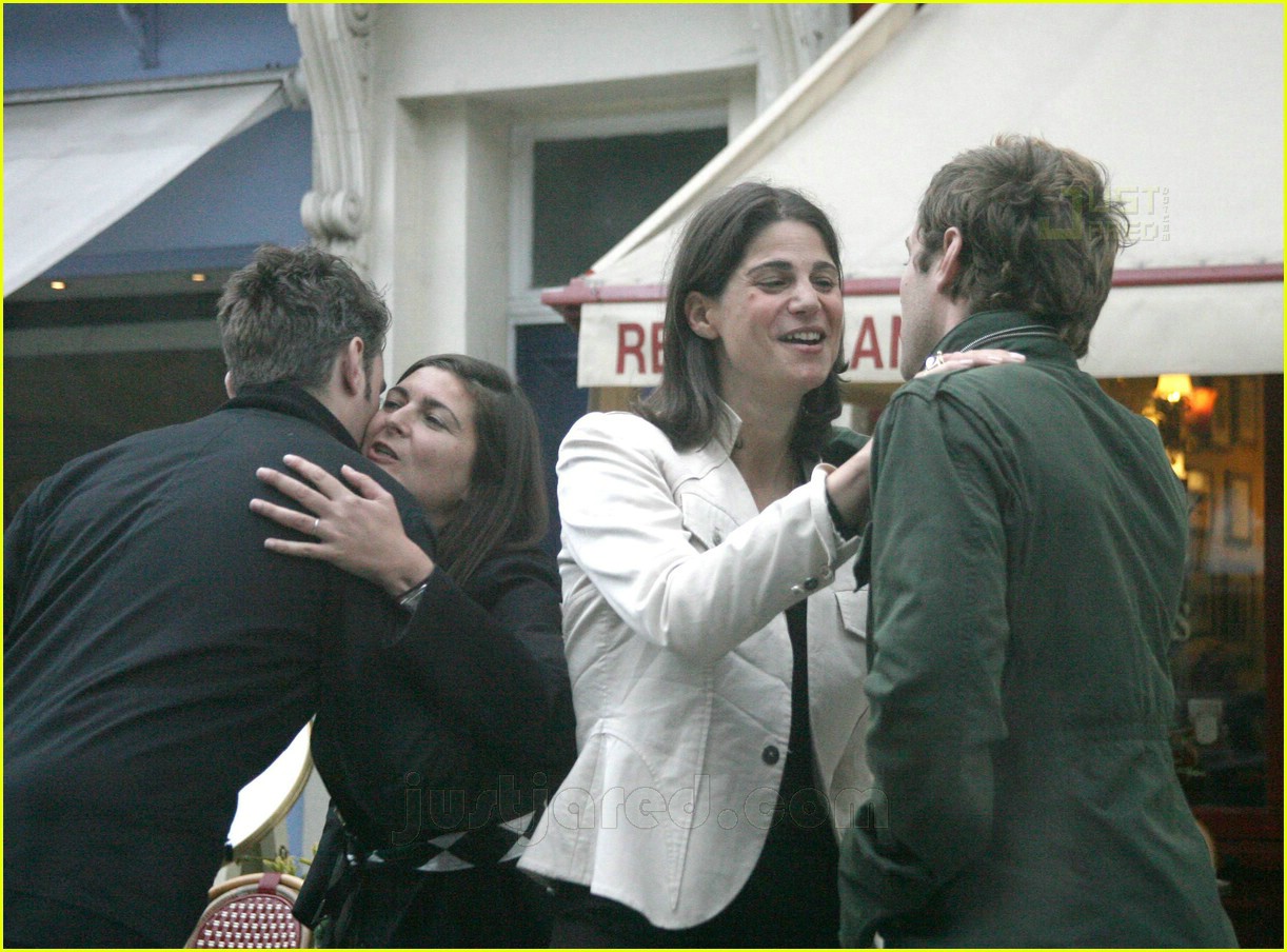 Jude Law's Assistant Has Something Stuck Between His Teeth: Photo ...