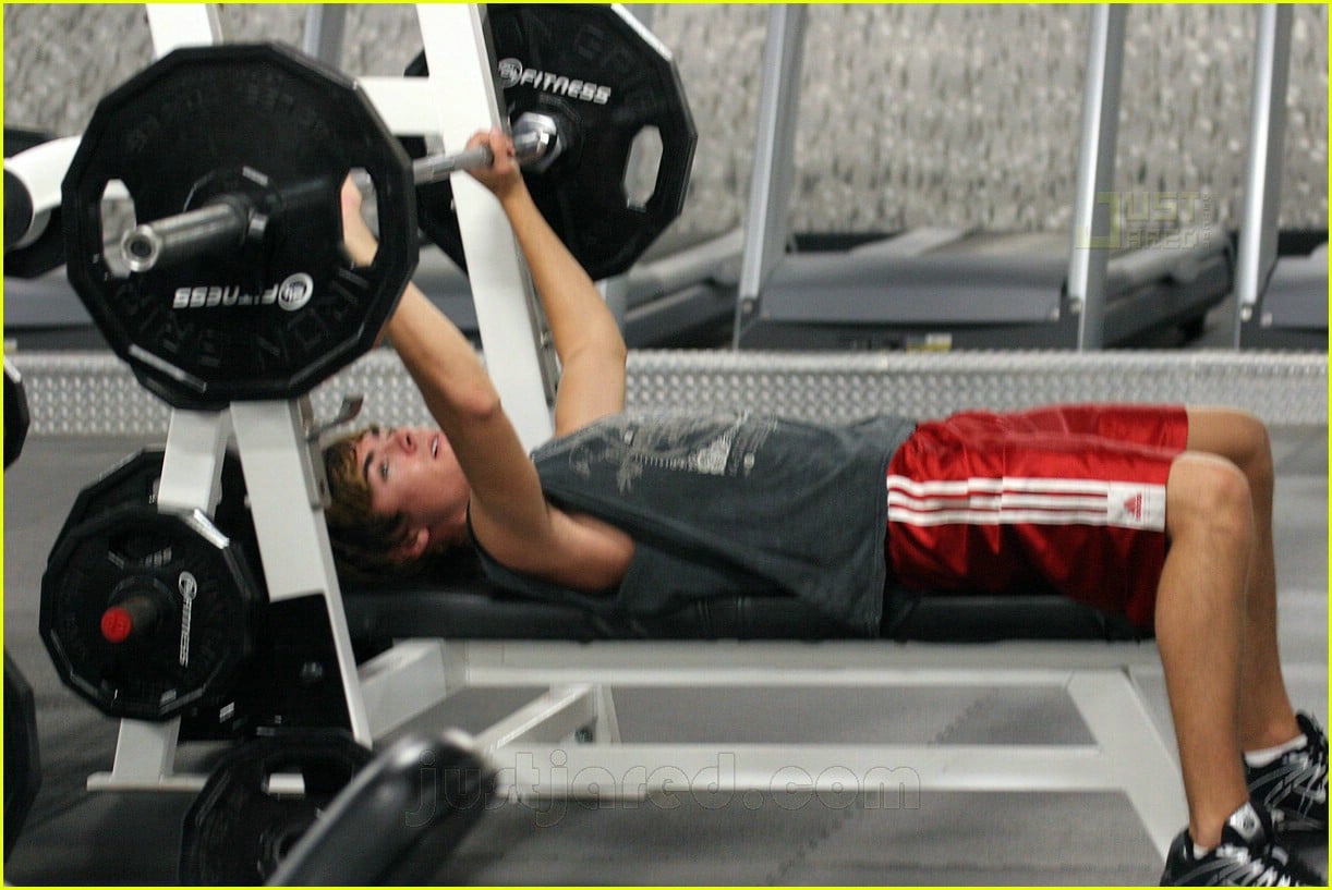 Zac Efron Hits the Gym: Photo 488701 | Zac Efron Photos | Just Jared ...