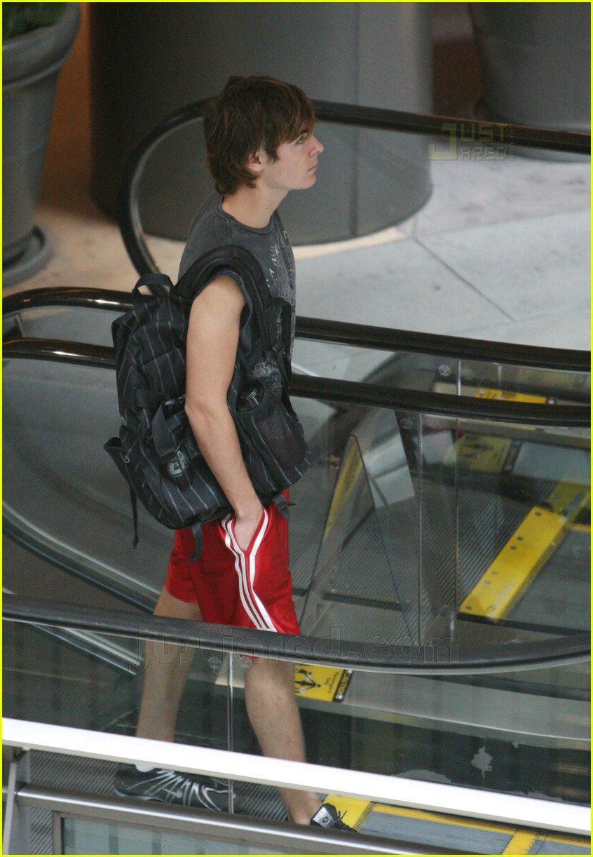 Zac Efron Hits the Gym: Photo 488731 | Zac Efron Photos | Just Jared ...