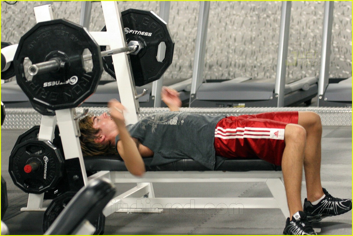Zac Efron Hits the Gym: Photo 488751 | Zac Efron Photos | Just Jared ...
