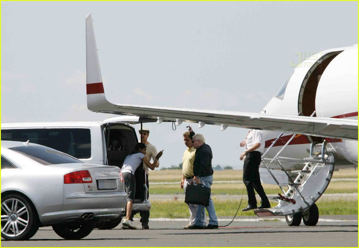 The Jolie-Pitts' Private Jet -- Part Deux: Photo 494261 | Angelina ...