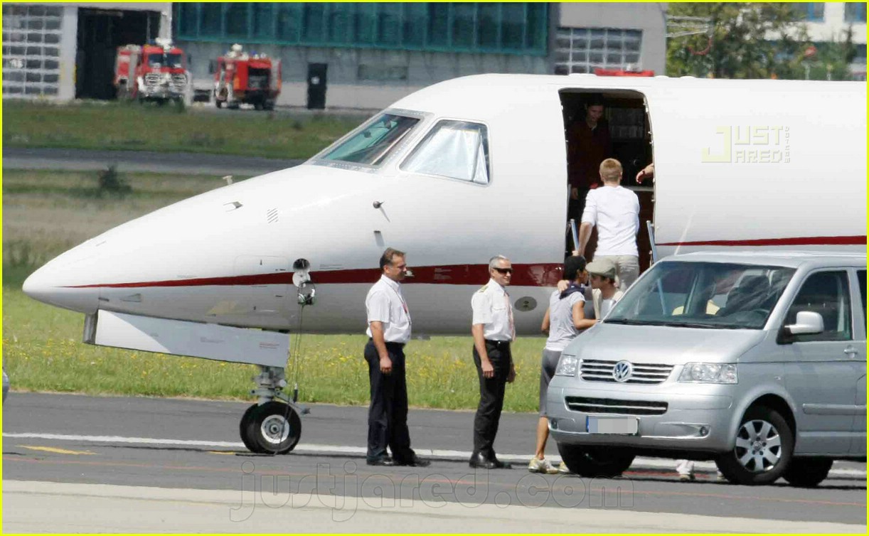 The Jolie-Pitts' Private Jet -- Part Deux: Photo 494321 | Angelina ...