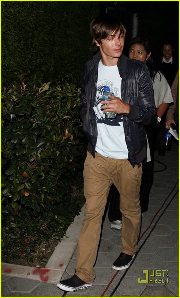 Zac Efron is a Video Game Master: Photo 610251 | Zac Efron Photos ...