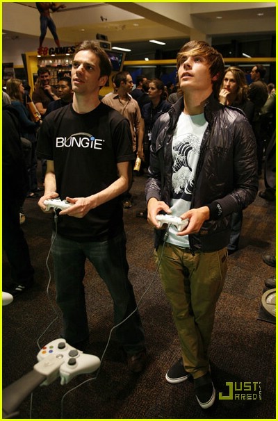 Zac Efron is a Video Game Master: Photo 610361 | Zac Efron Photos ...