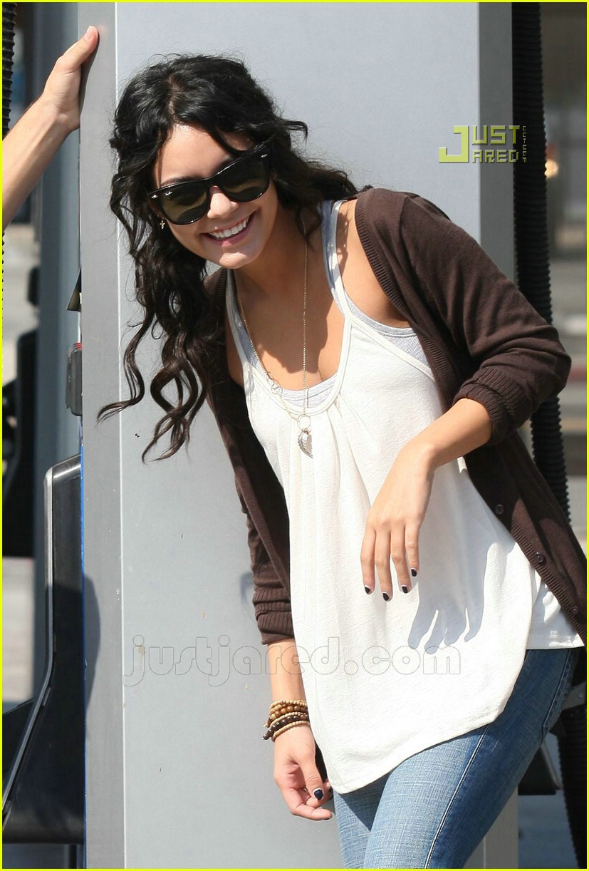 Zanessa @ Gas Station: Photo 622281 | Photos | Just Jared: Celebrity ...