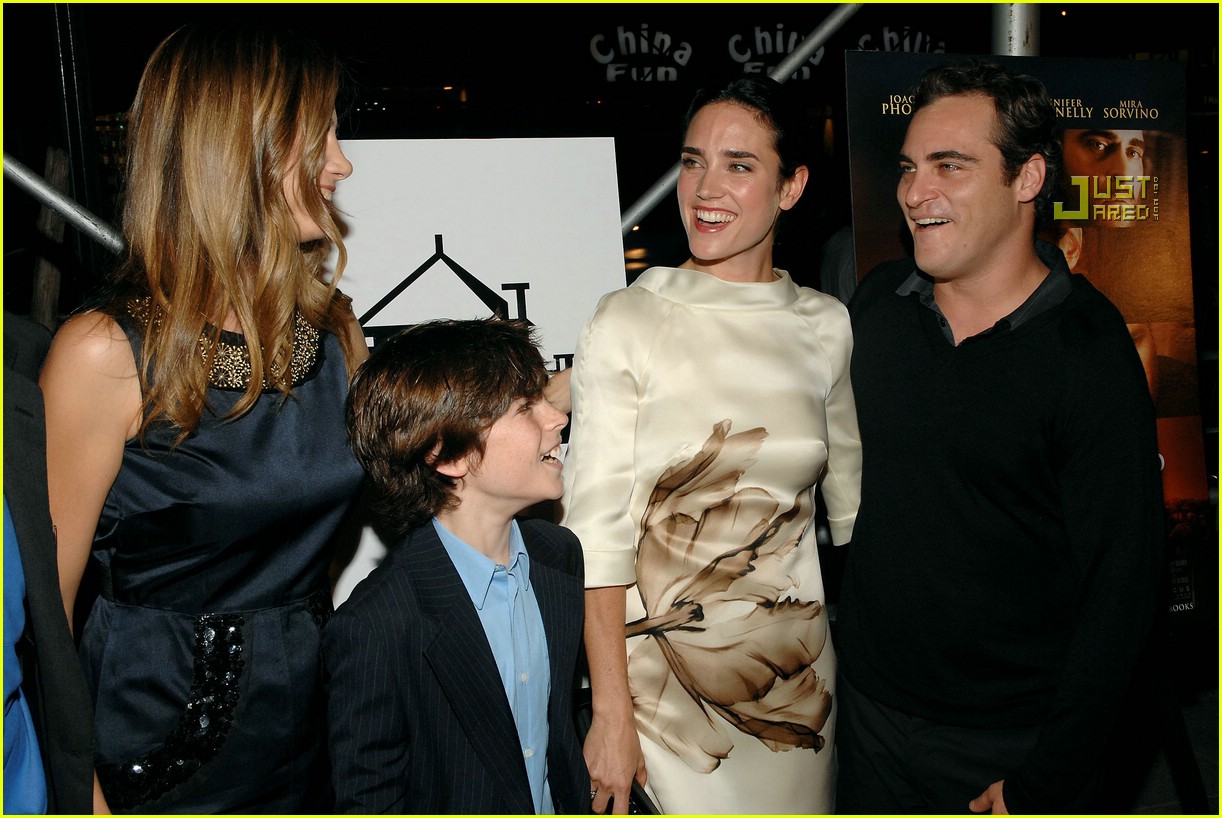 Joaquin Phoenix's Red Carpet Cigarette: Photo 636161 | Joaquin Phoenix ...