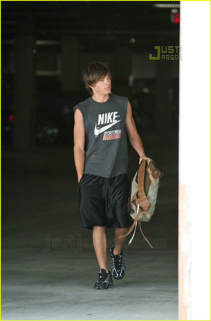 Zac Efron's Bulging Biceps: Photo 681401 | Pictures | Just Jared