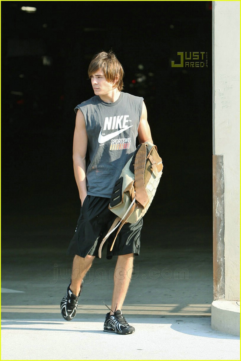 Zac Efron's Bulging Biceps: Photo 681441 | Zac Efron Photos | Just ...