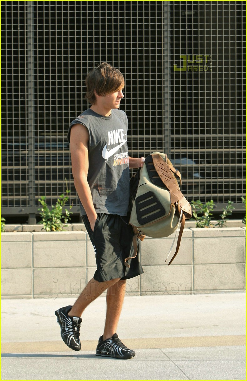 Zac Efron's Bulging Biceps: Photo 681451 | Photos | Just Jared ...