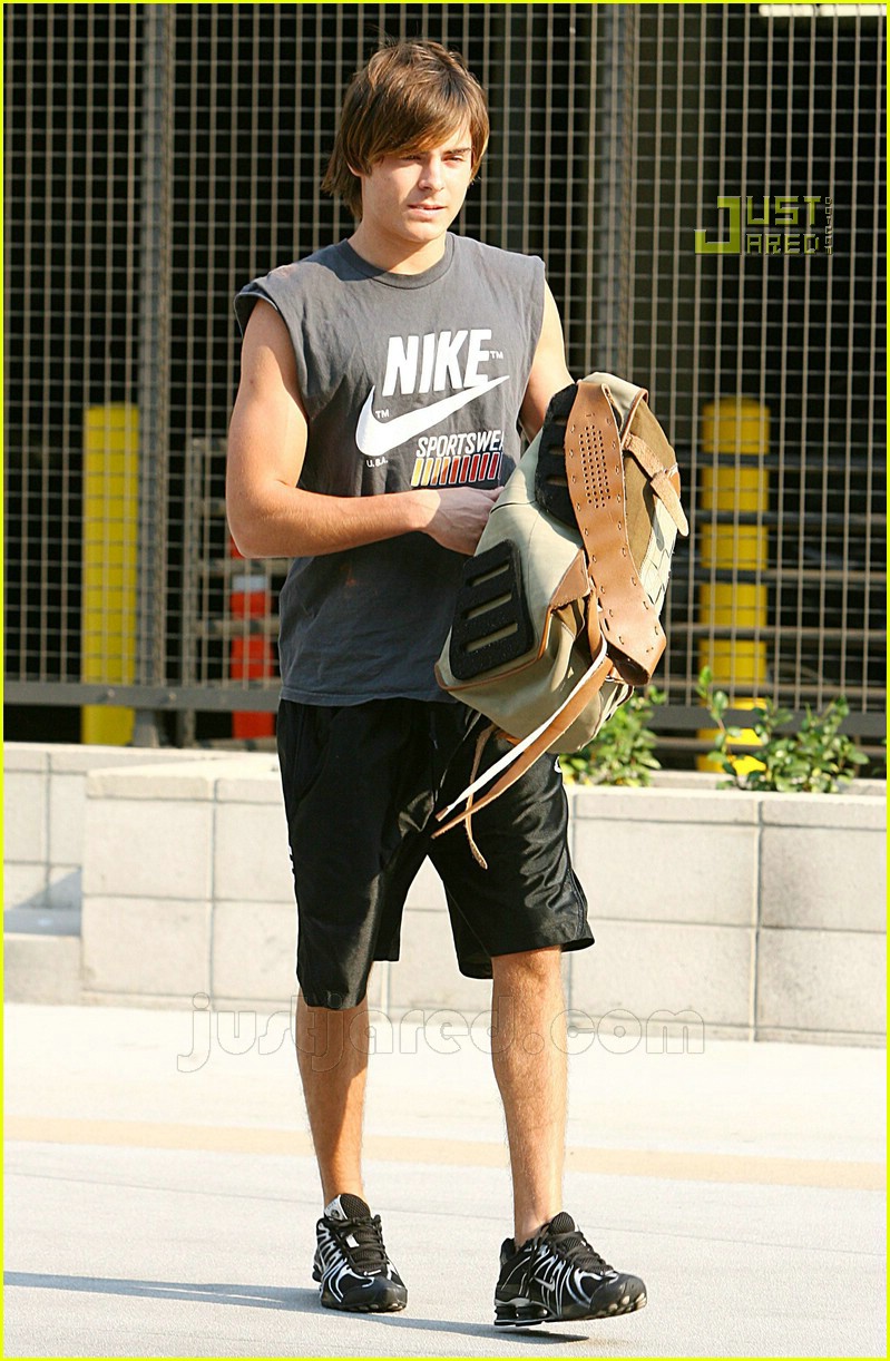 Zac Efron's Bulging Biceps: Photo 681461 | Photos | Just Jared ...