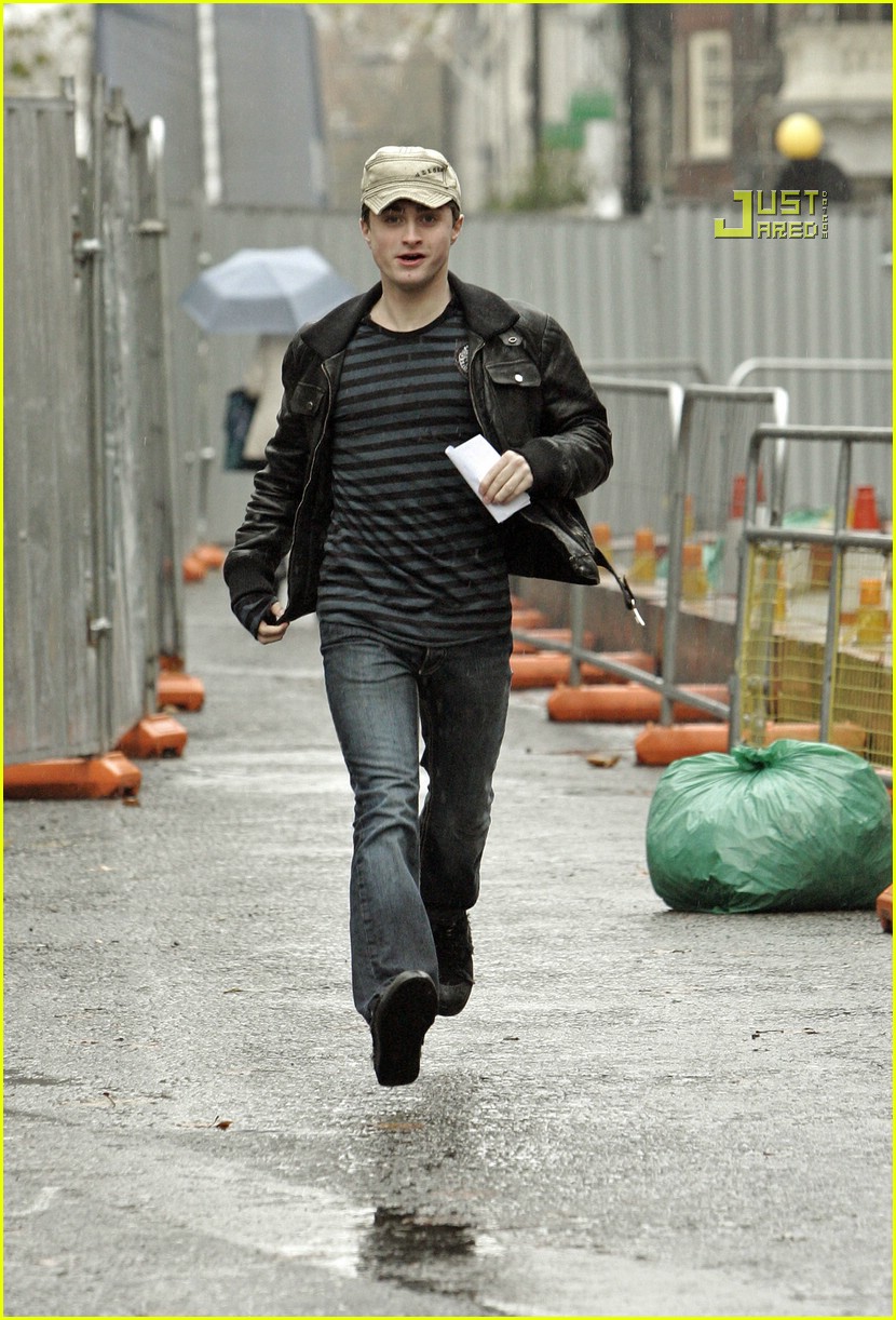 Daniel Radcliffe Runs in the Rain: Photo 749621 | Photos | Just Jared ...