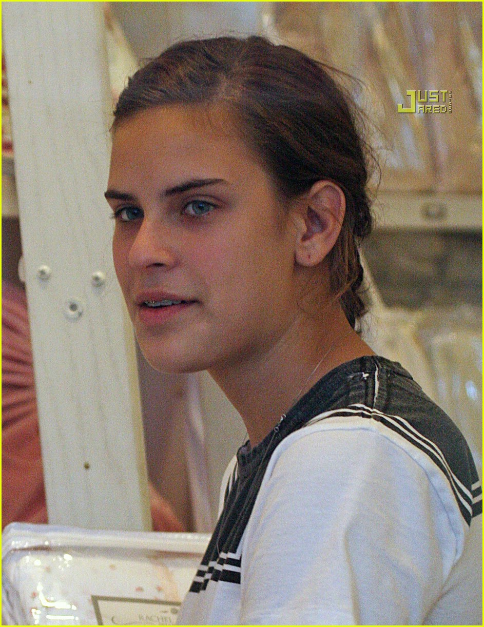 The Willis Sisters Shop For Sheets Photo 764841 Photos Just Jared