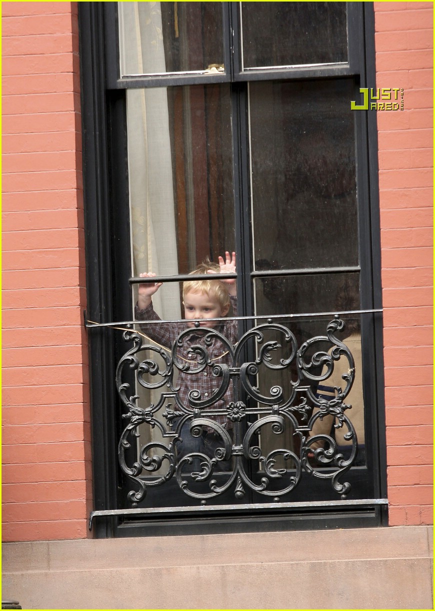 Liv Tyler's Tree Trimming Time: Photo 792131 | Pictures | Just Jared