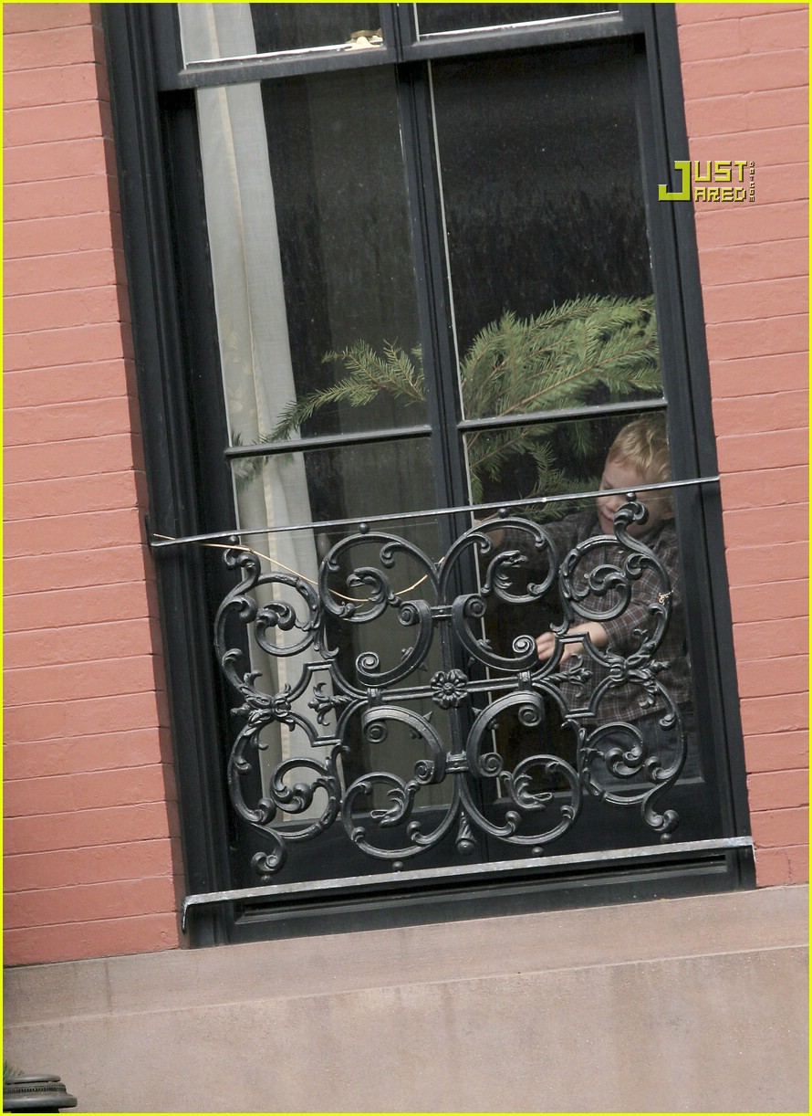 Liv Tyler's Tree Trimming Time: Photo 792201 | Photos | Just Jared ...
