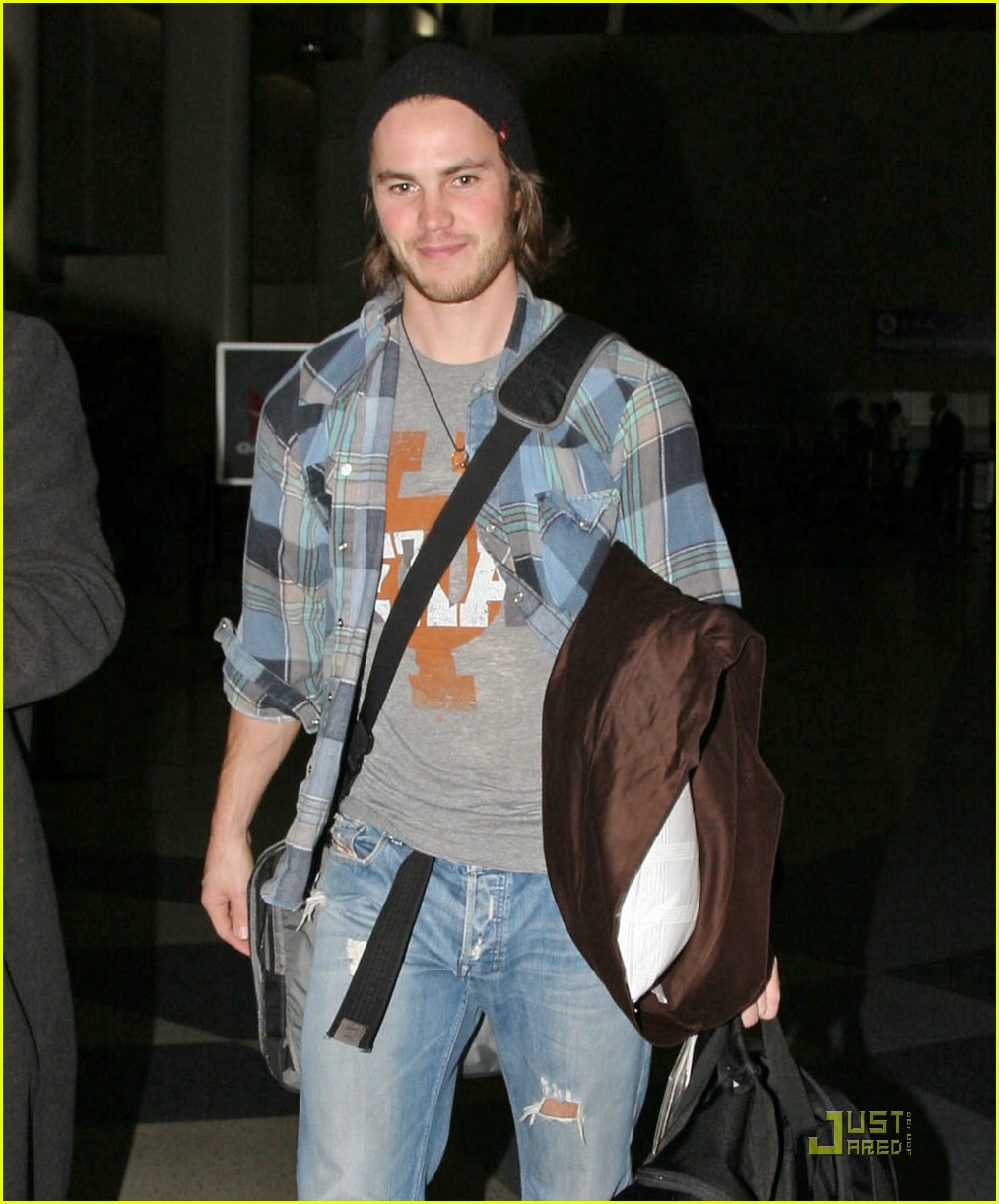 Taylor Kitsch Gets His Gambit On: Photo 946901 | Photos | Just Jared ...