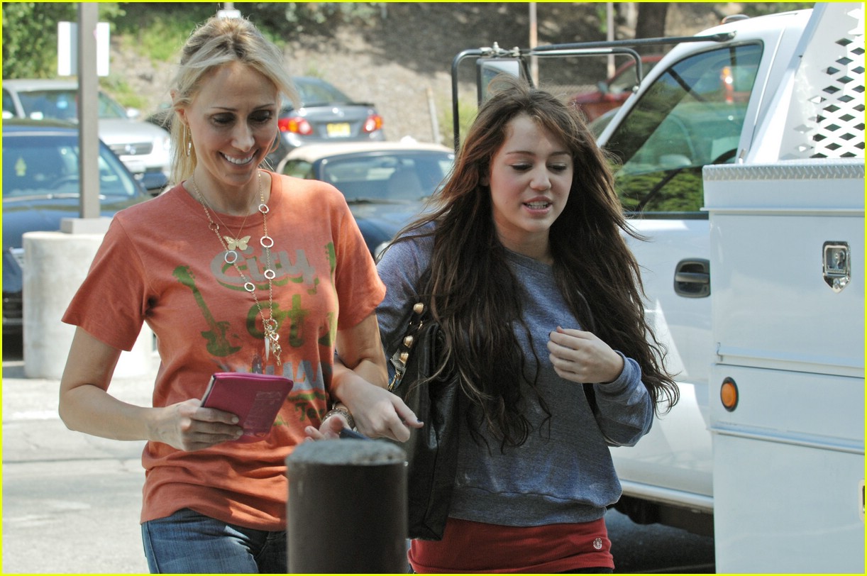 Miley Cyrus Levels Her Coffee Beans: Photo 1035941 | Miley Cyrus Photos ...