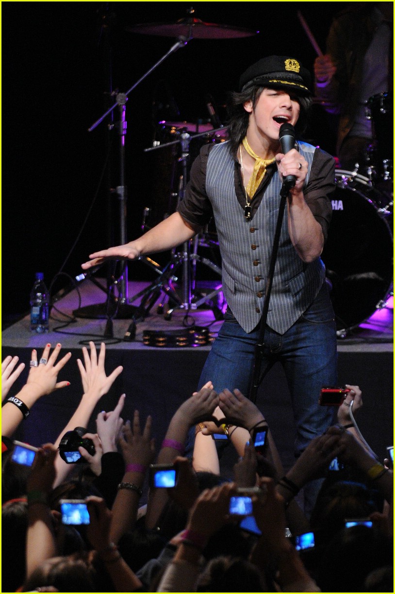 The Jonas Brothers are Hard Rockers: Photo 1011891 | Photos | Just ...