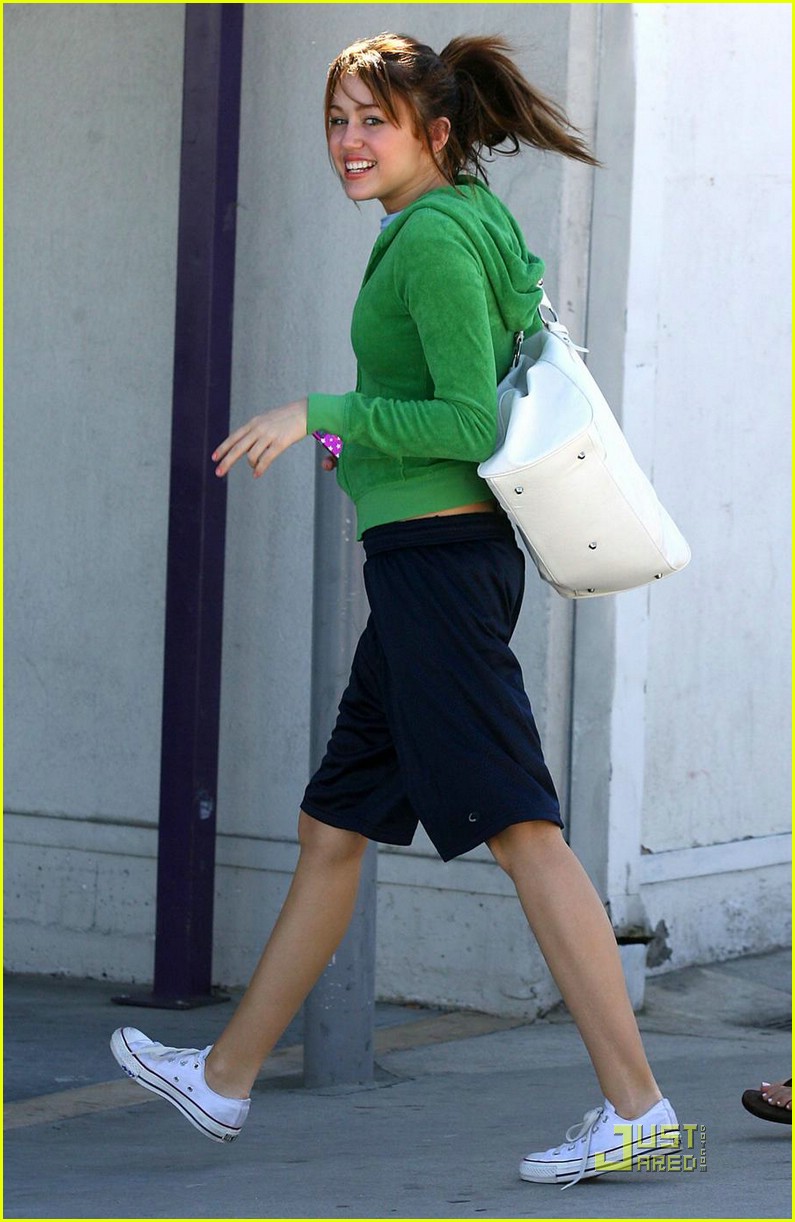 Miley Cyrus Is A Paparazzi Magnet Photo 1023561 Miley Cyrus Photos