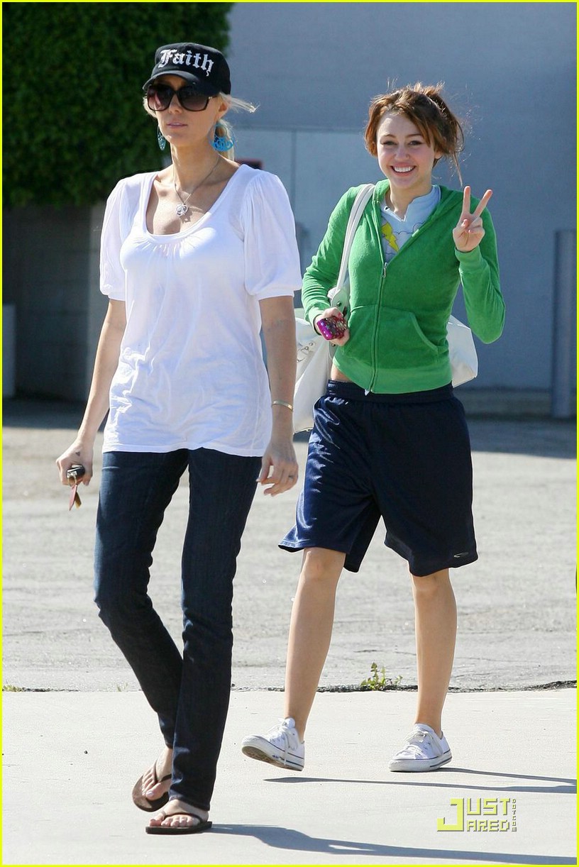 Miley Cyrus Is A Paparazzi Magnet Photo 1023571 Pictures Just Jared