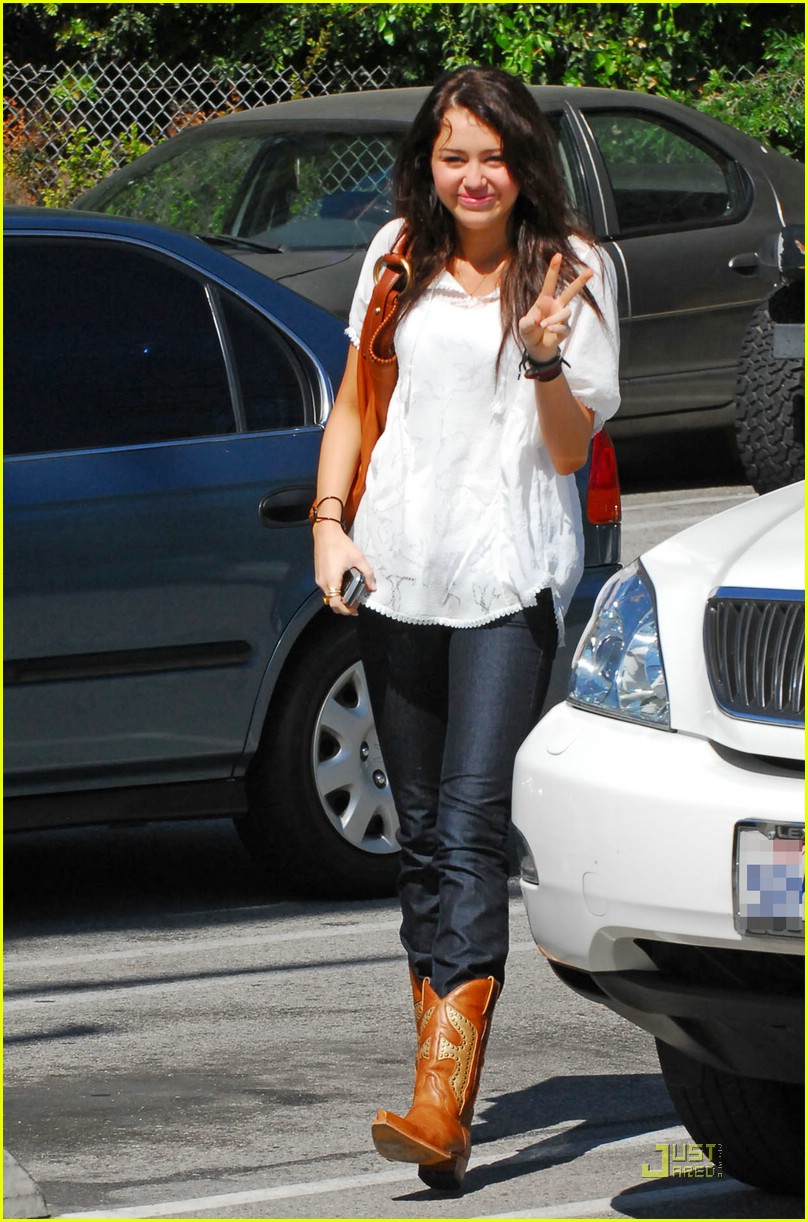 Miley Cyrus is a Peace Sign Psycho: Photo 980121 | Photos | Just Jared ...