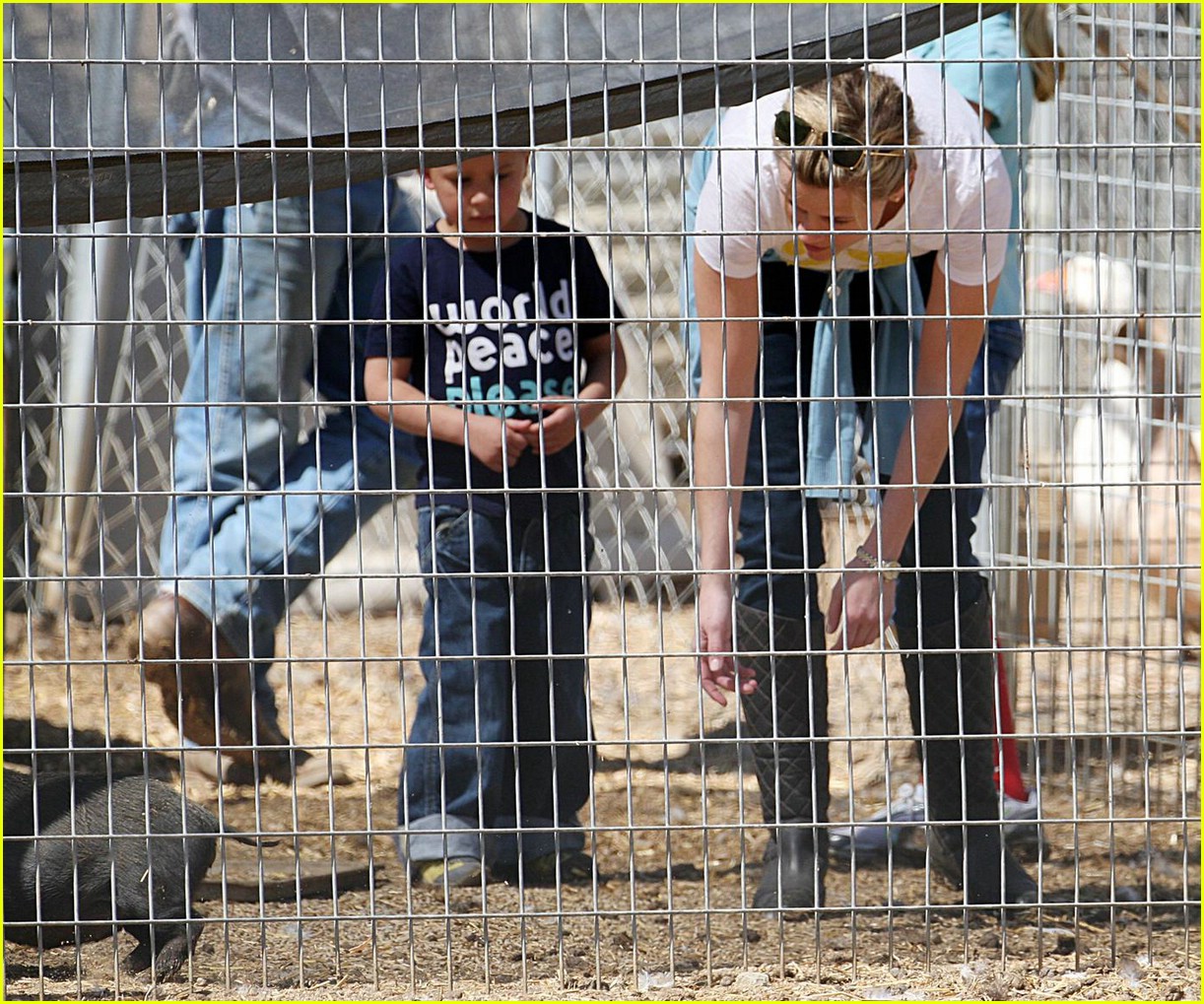 Reese Witherspoon Pigs Out: Photo 1014281 | Photos | Just Jared ...