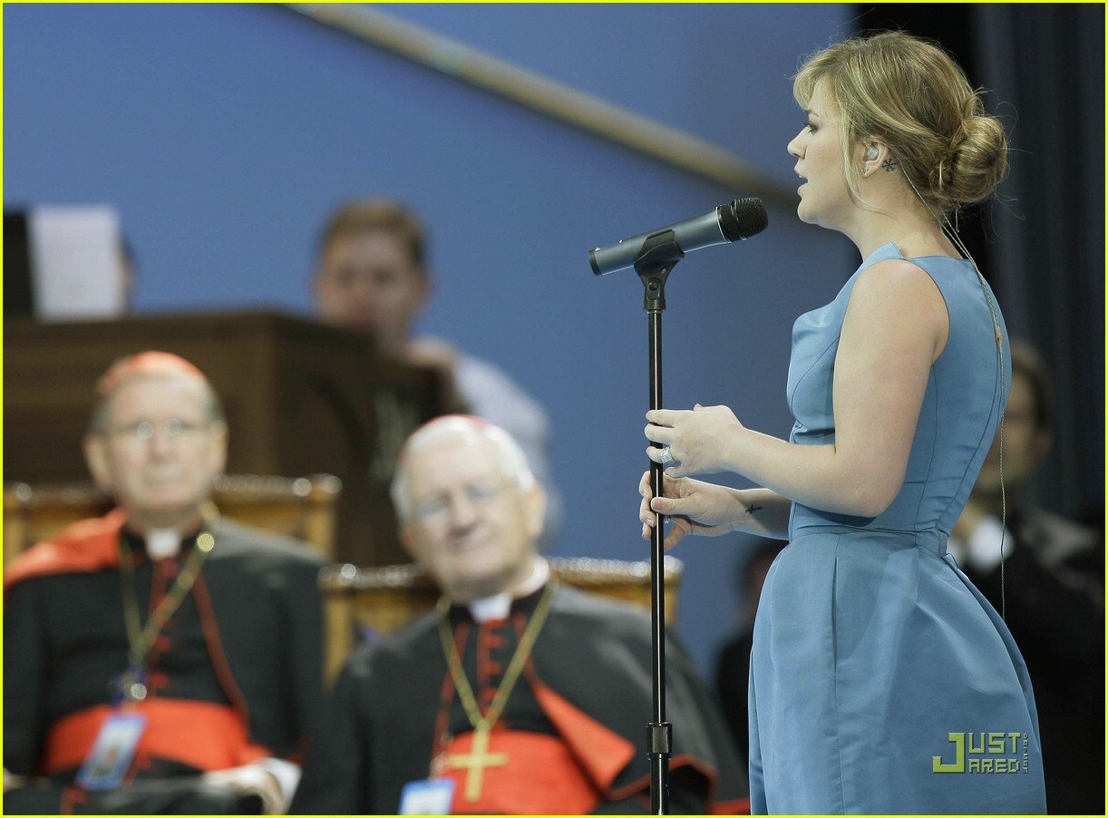 Kelly Clarkson Sings "Ave Maria" For the Pope: Photo 1076241 | Photos ...