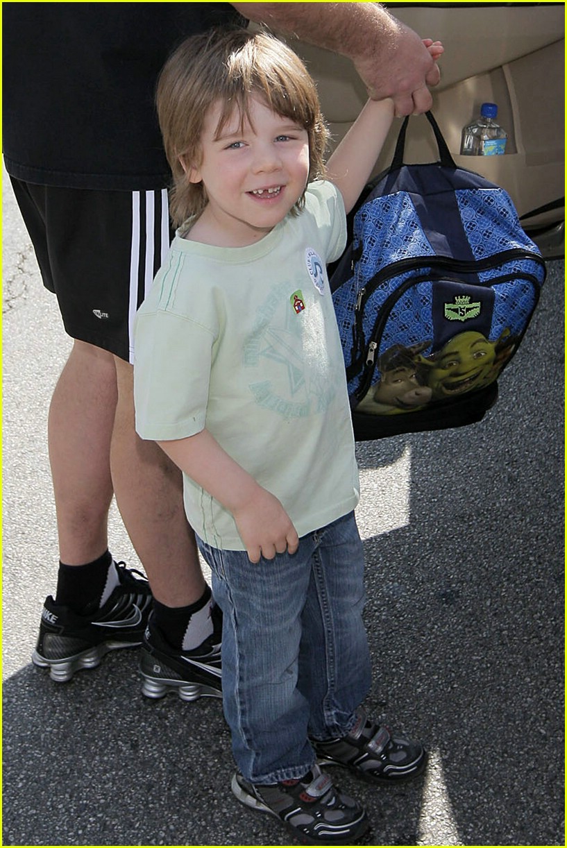 Russell Crowe: Kids and Cigarettes Don't Mix! : Photo 1091701 ...