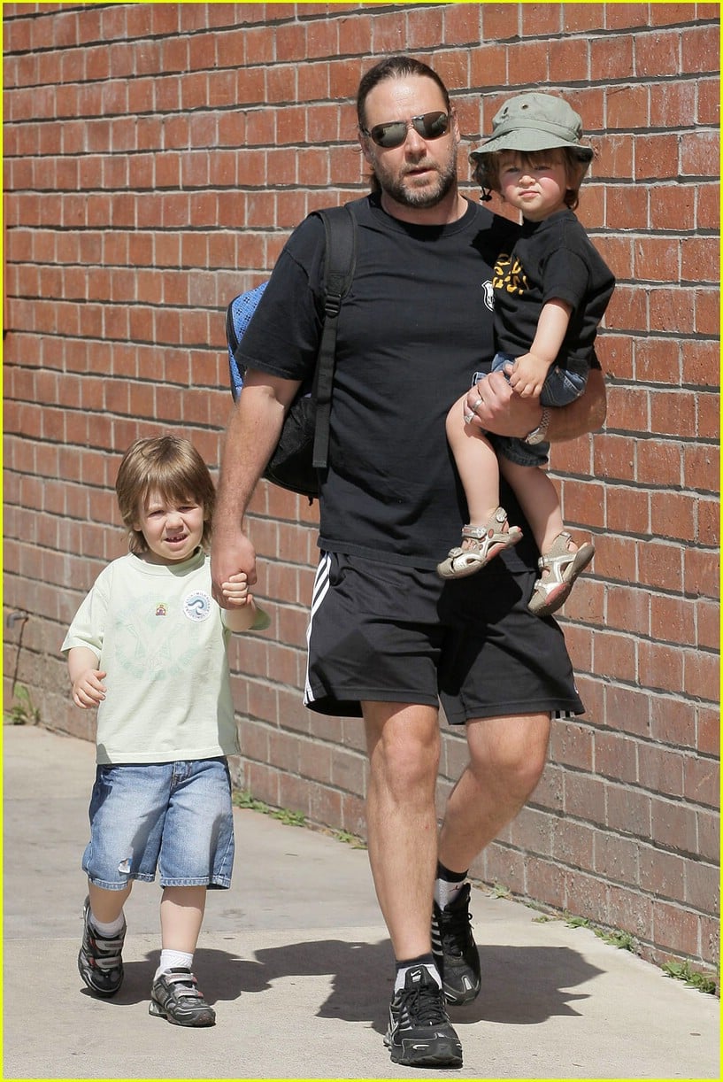 Russell Crowe: Kids and Cigarettes Don't Mix! : Photo 1091821 | Photos ...