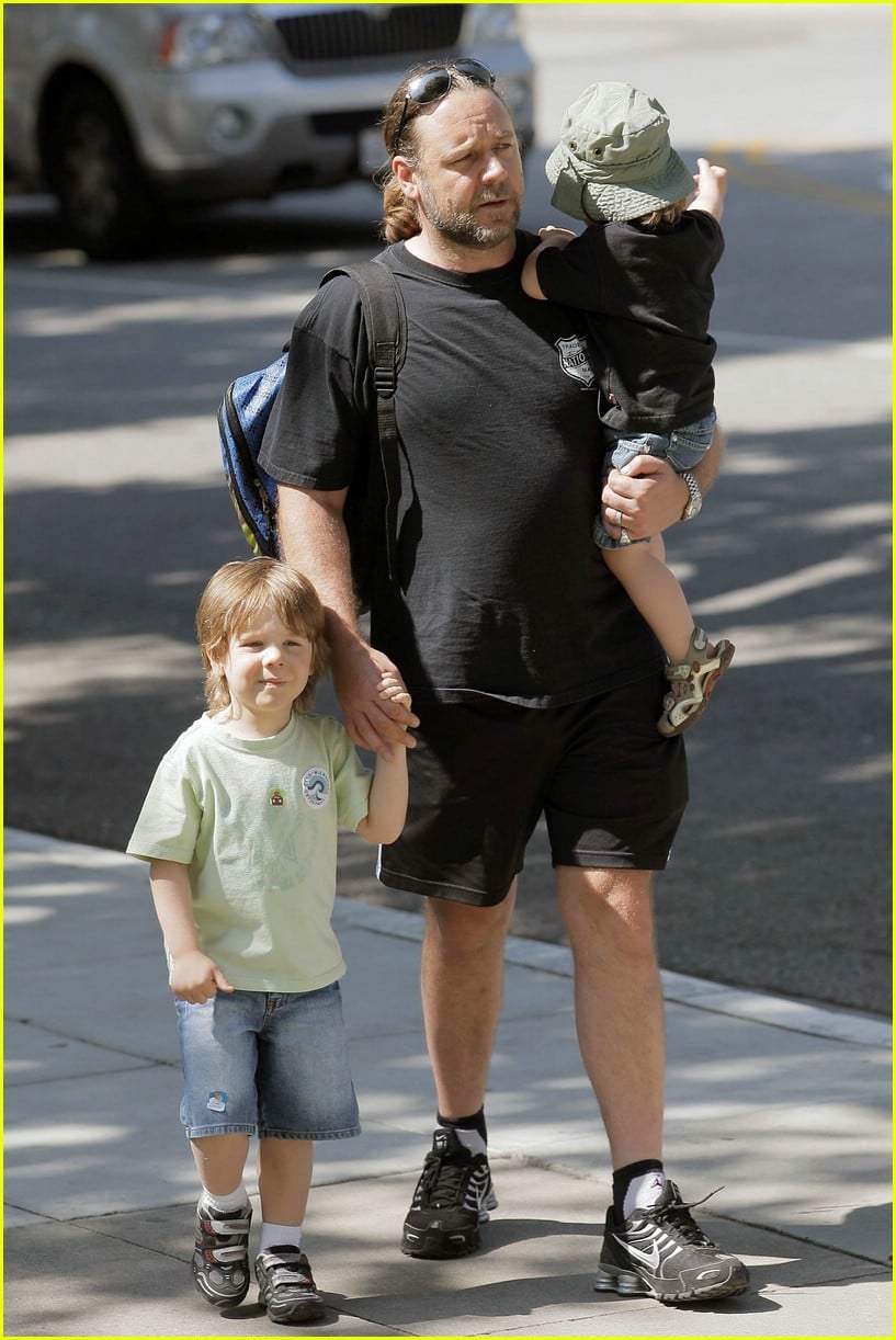 Russell Crowe: Kids and Cigarettes Don't Mix! : Photo 1091831 ...