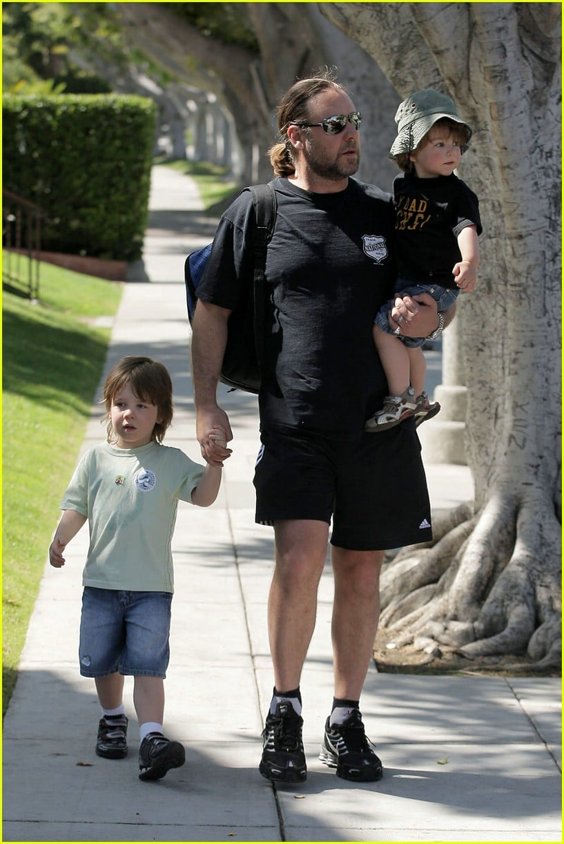 Russell Crowe: Kids and Cigarettes Don't Mix! : Photo 1091901 | Photos ...