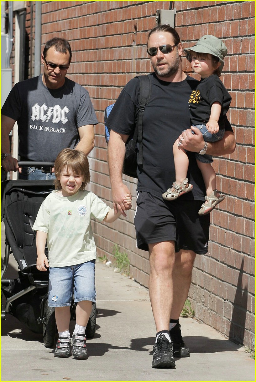 Russell Crowe: Kids and Cigarettes Don't Mix! : Photo 1091911 ...