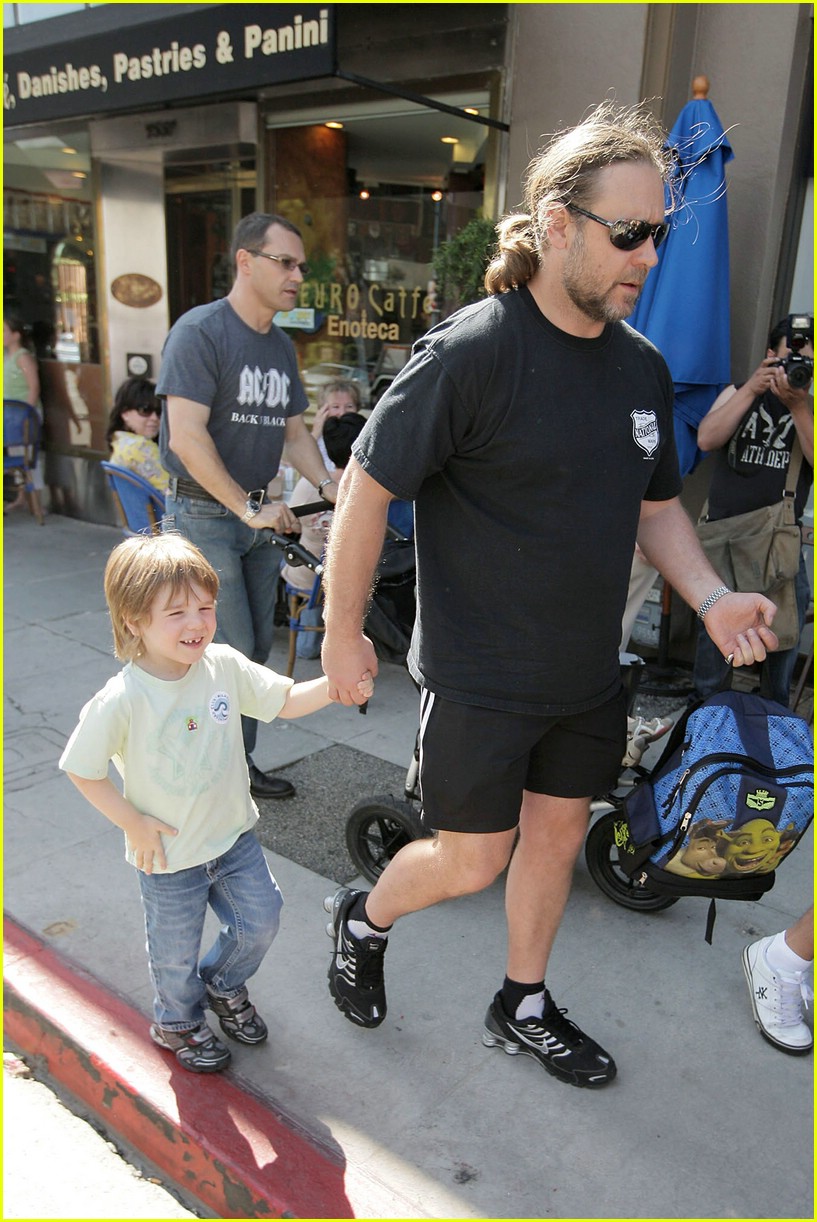 Russell Crowe: Kids and Cigarettes Don't Mix! : Photo 1091971 ...