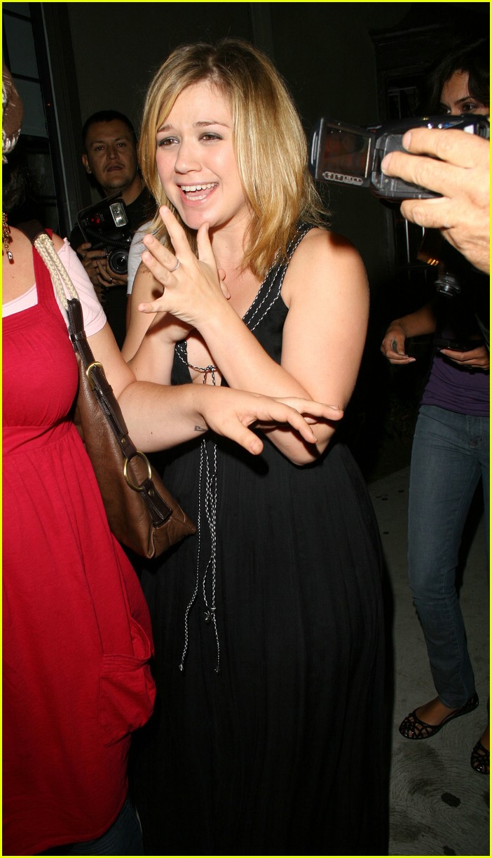 Kelly Clarkson Plays It Coy: Photo 1131651 | Photos | Just Jared ...