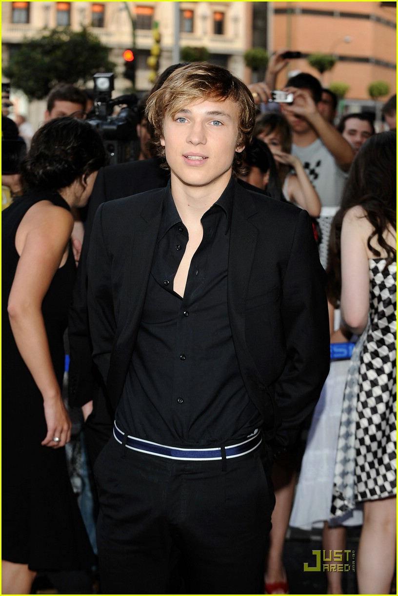 William Moseley And Anna Popplewell Kissing